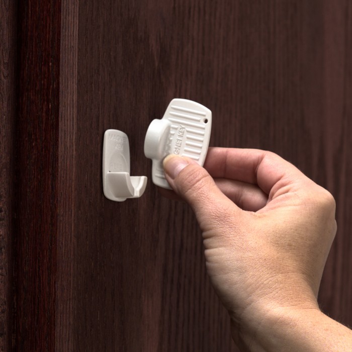 Order Kidco Adhesive Mount Magnet Lock-Key Set Now! | Jomla.ae